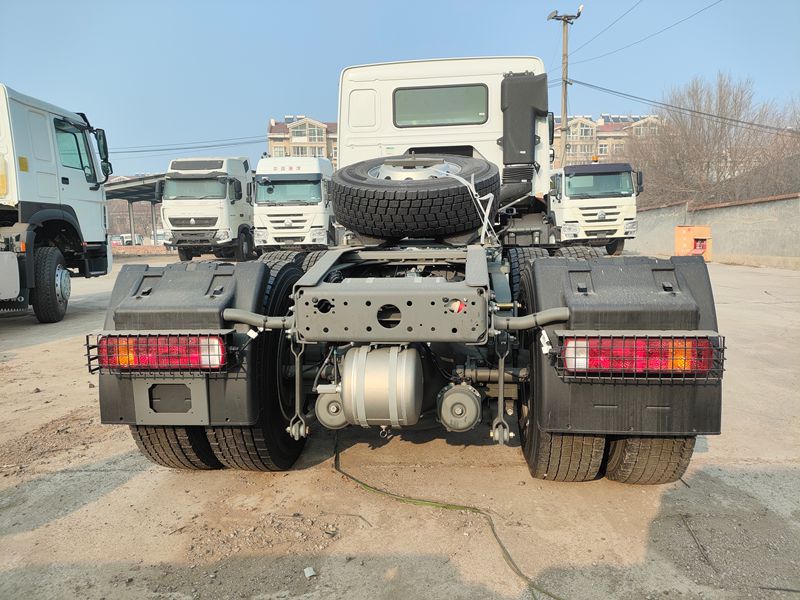 SINOTRUK 6x4 380HP RHD Tractor Truck